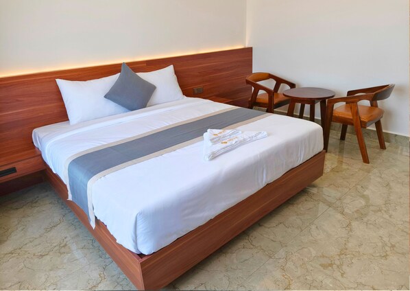 Quarto Duplo Deluxe, vista para a montanha | Cofre no quarto, secretária 