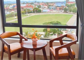 Quarto Twin Deluxe, Vista para a cidade | Sala de estar | Impressoras 