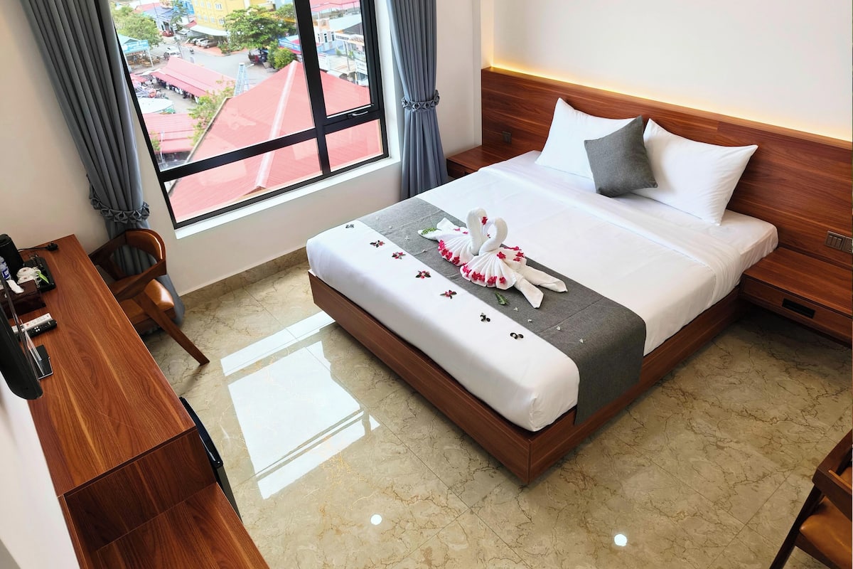 Quarto Duplo Deluxe, vista para a montanha | Cofre no quarto, secretária