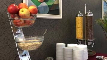 Café da manhã com buffet todos os dias (EUR 10 por pessoa)