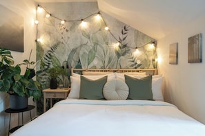 Double Room, External Bathroom | Minibar grátis, com decoração personalizada 