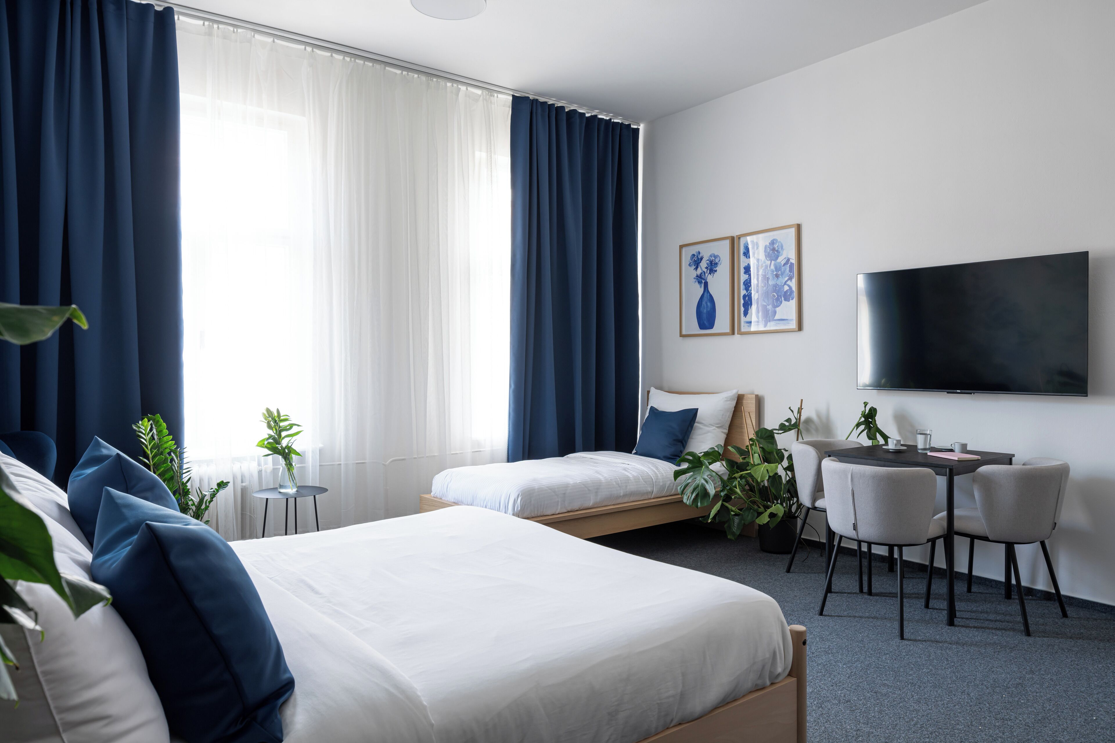 Quarto casal superior | Frigobar (abastecido com itens grátis), individualmente decorados