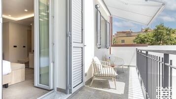 Quarto casal, varanda | Cofres nos quartos, cortinas blackout, quartos à prova de som