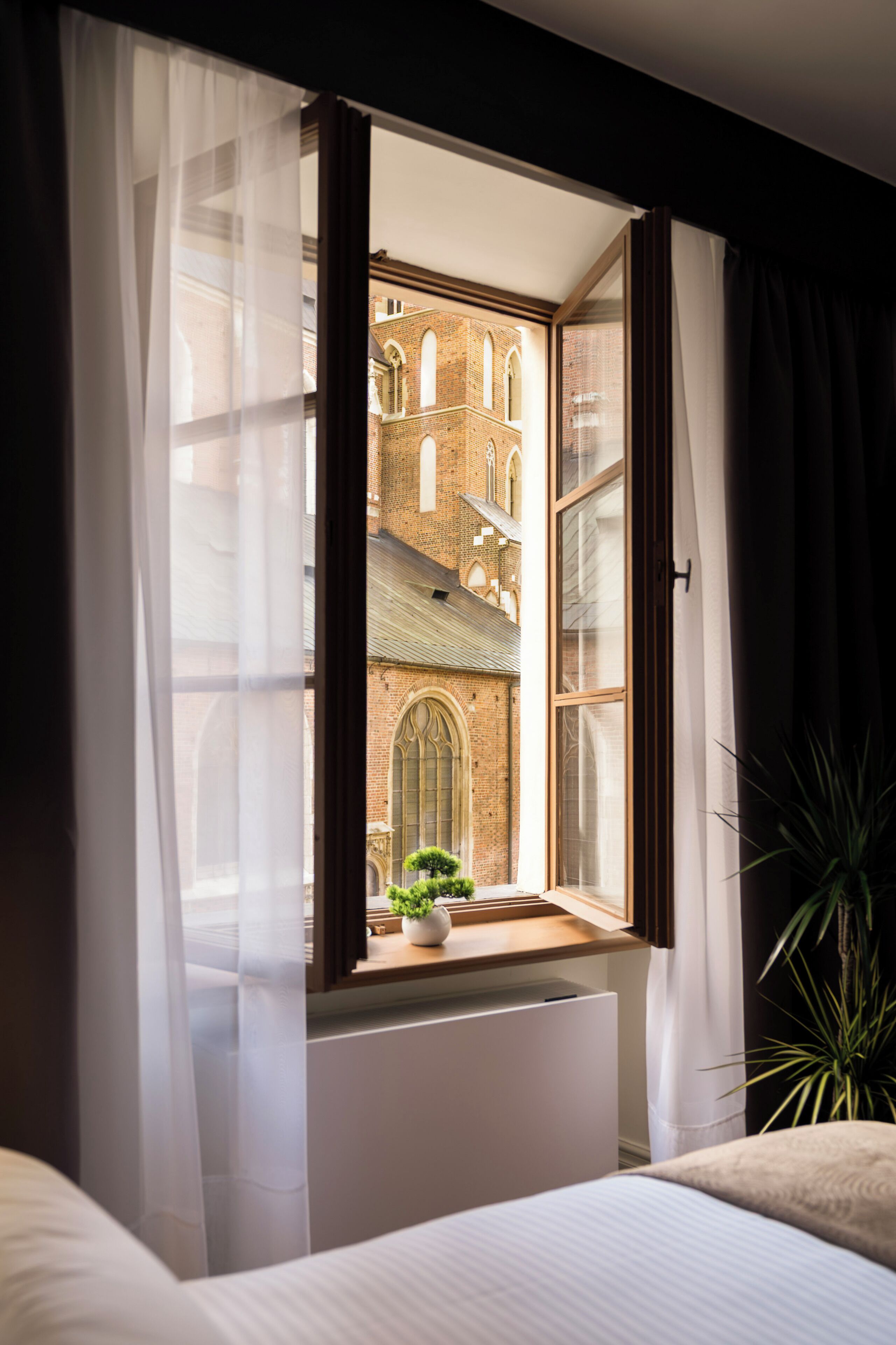 Suíte superior, vista para a cidade | Cortinas blackout, ferros/tábuas de passar roupa, Wi-Fi de cortesia