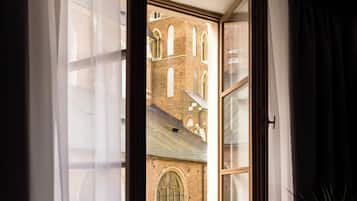 Suíte superior, vista para a cidade | Cortinas blackout, ferros/tábuas de passar roupa, Wi-Fi de cortesia