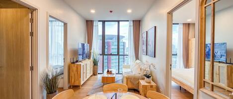 Apartamento, 2 quartos, varanda, vista para o jardim | Sala de jantar