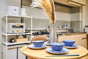 Apartamento Básico, não fumadores, Vista para a cidade (902) | Cozinha privada | Um frigorífico/congelador grande, um micro-ondas, uma placa de cozinha 