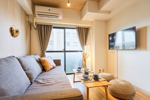 Apartamento Básico, não fumadores, Vista para a cidade (802) | Sala de estar | Televisor de ecrã plano de 32 polegadas com canais digitais 