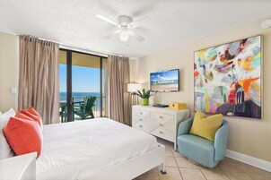 Condo com design assinado, 3 quartos, acesso à piscina, vista para a praia | Vista do quarto