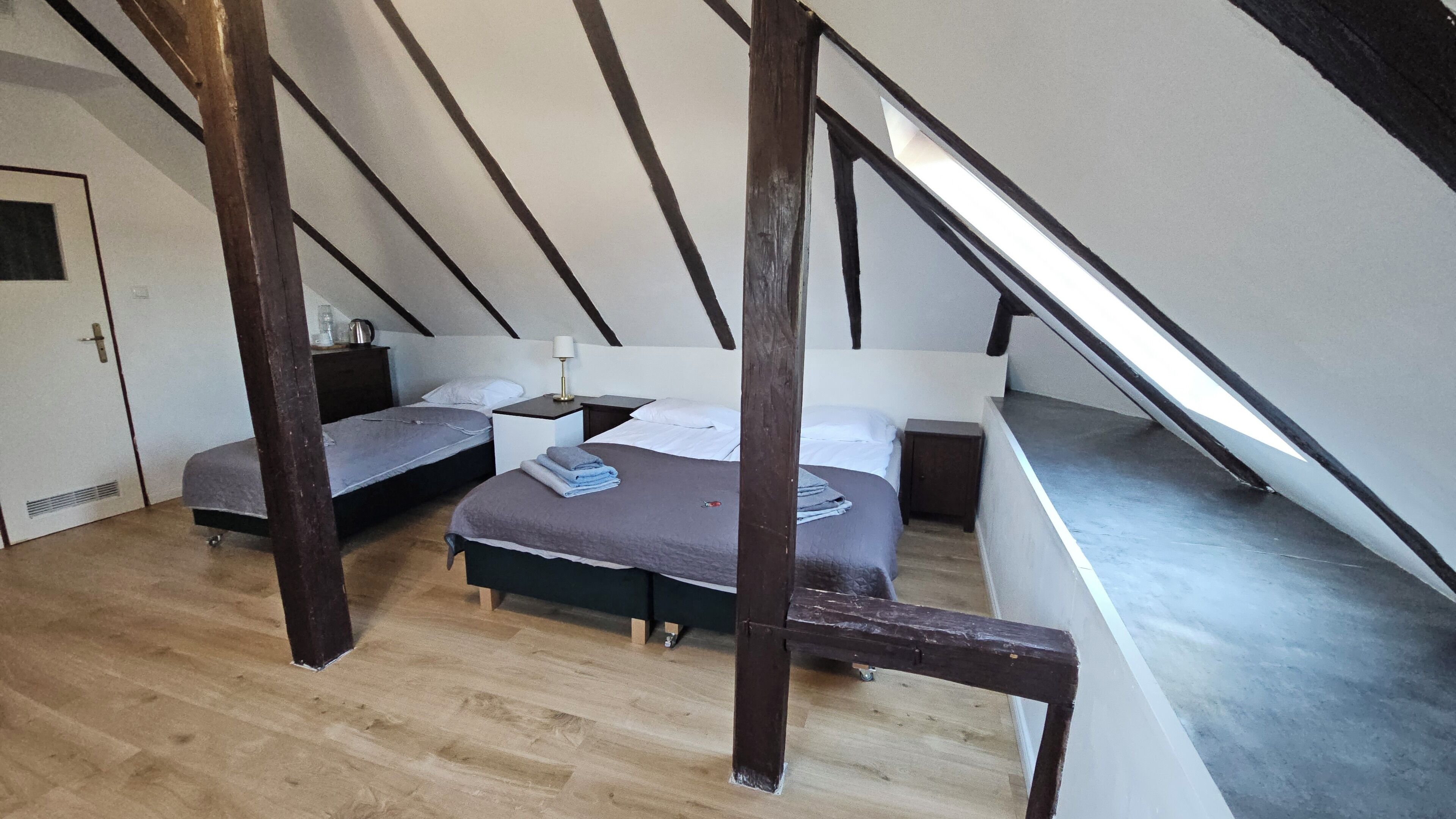 Quarto Triplo Standard | Roupa hipoalergénica, secretária 