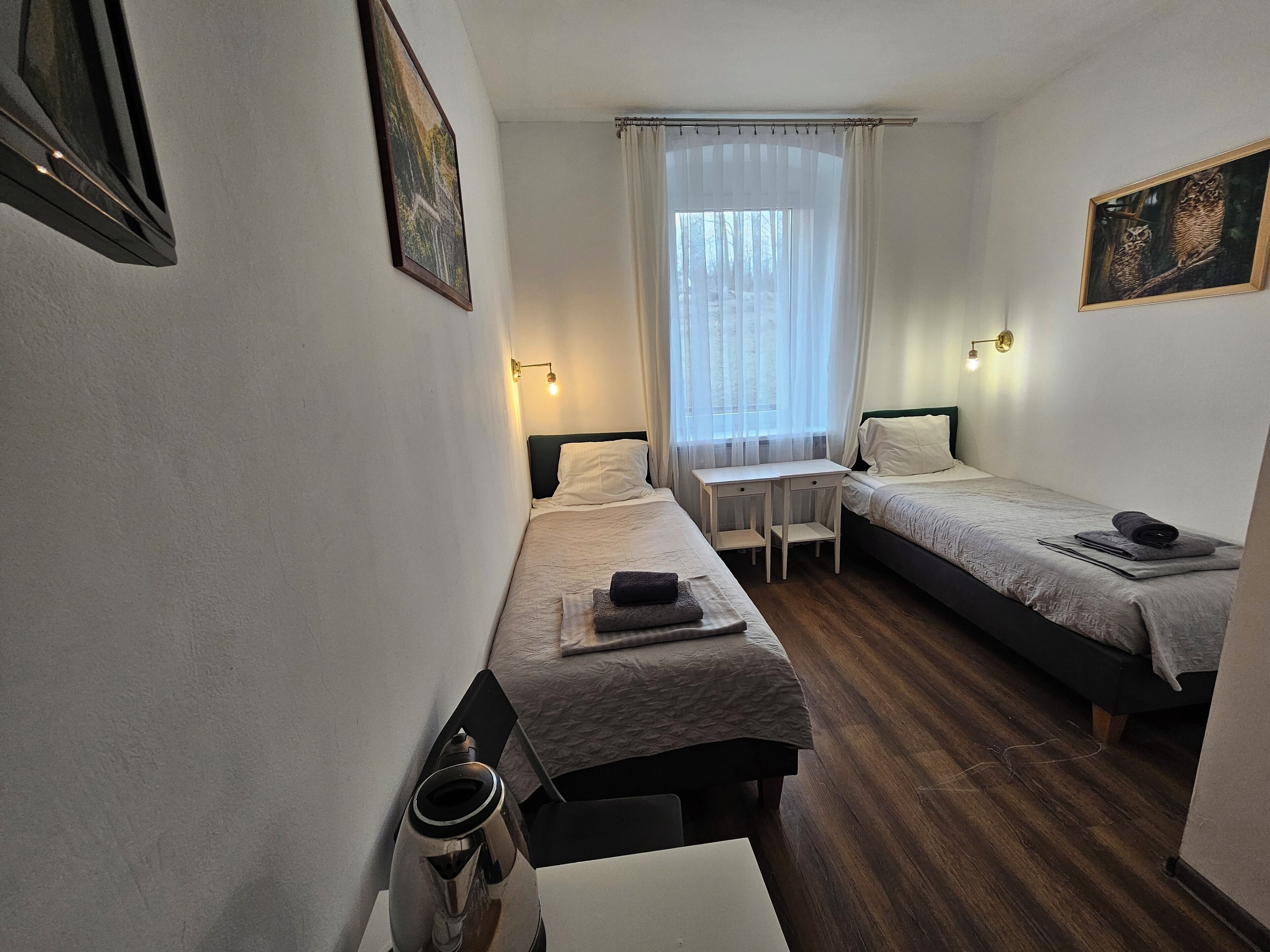 Quarto Duplo Standard, vista para o jardim | Casa de banho | Um polibã, um secador de cabelo, toalhas fornecidas, sabão 