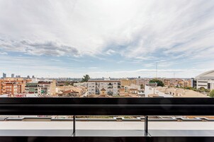 Vista urbana com diversos edifícios, incluindo um hotel e um restaurante.
