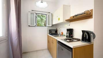 Apartamento, vista para o mar | Cozinha privada | Minifrigorífico, um forno, uma placa de cozinha, utensílios de cozinha