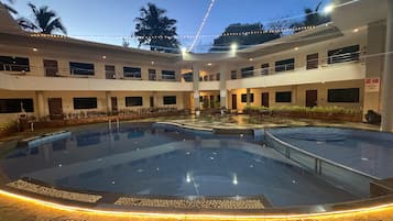 Piscina externa, guarda-sóis