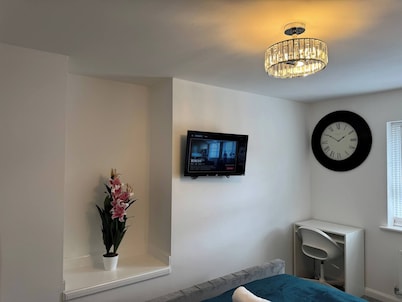 Room-2 Private Contractor-friendly Rooms