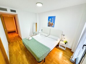 Quartos à prova de som, ferros/tábuas de passar roupa, Wi-Fi de cortesia