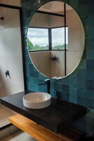 Suite-Estúdio Comfort | Casa de banho | Um chuveiro fixo, toalhas fornecidas, champô