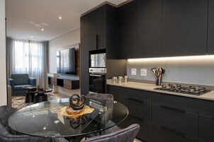 Estúdio Deluxe, varanda, Vista para a cidade | Cozinha privada | Um frigorífico/congelador grande, um micro-ondas, um forno 