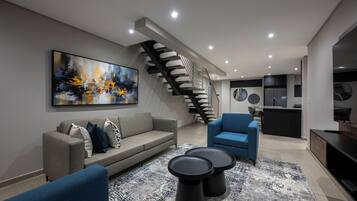 Penthouse Executiva, 4 quartos, varanda, Vista para a cidade | Sala de estar | Televisor