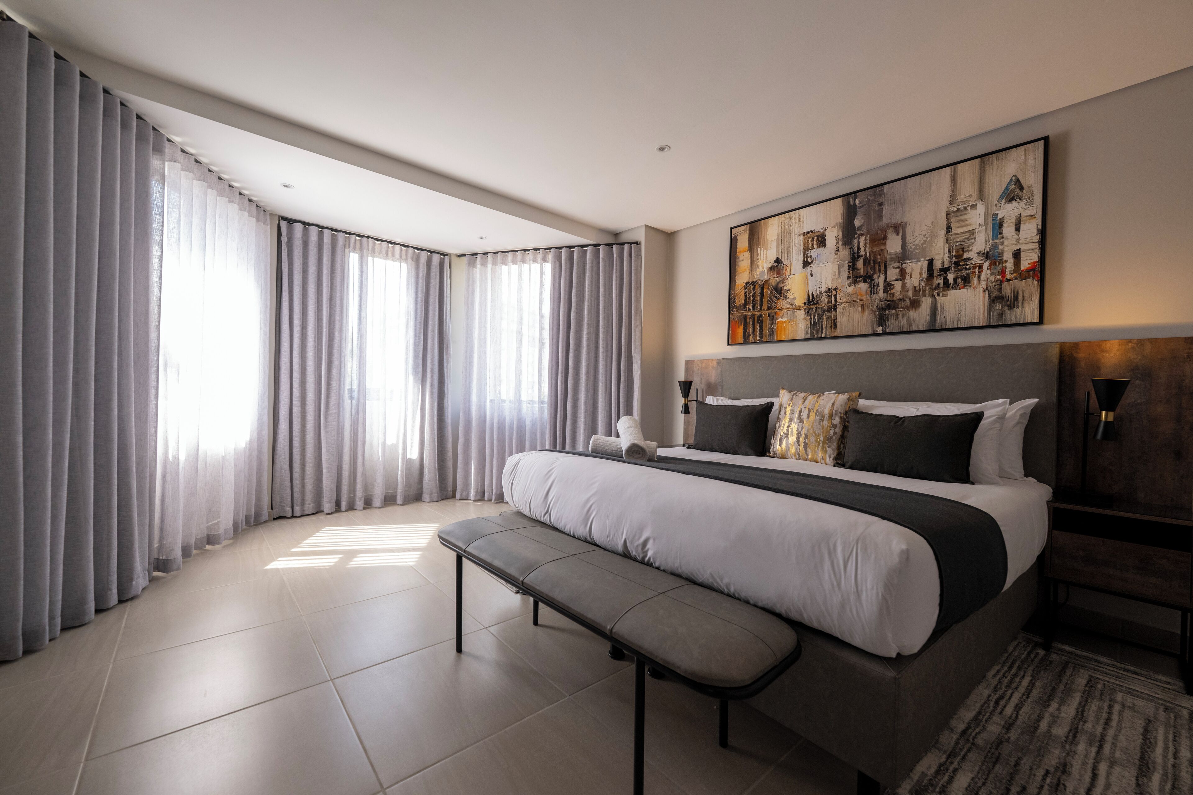 Apartamento superluxo, 2 quartos, sacada, vista para a cidade | Cofres nos quartos, escrivaninha, espaço de trabalho para notebook