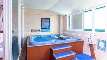 Quarto (Aqua Jet Spa) | Casa de banho | Artigos de higiene pessoal grátis, um secador de cabelo, roupões