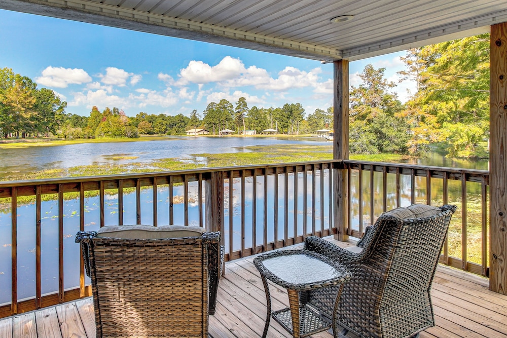 Waterfront Deck! Couples Retreat On Point A Lake - Alabama