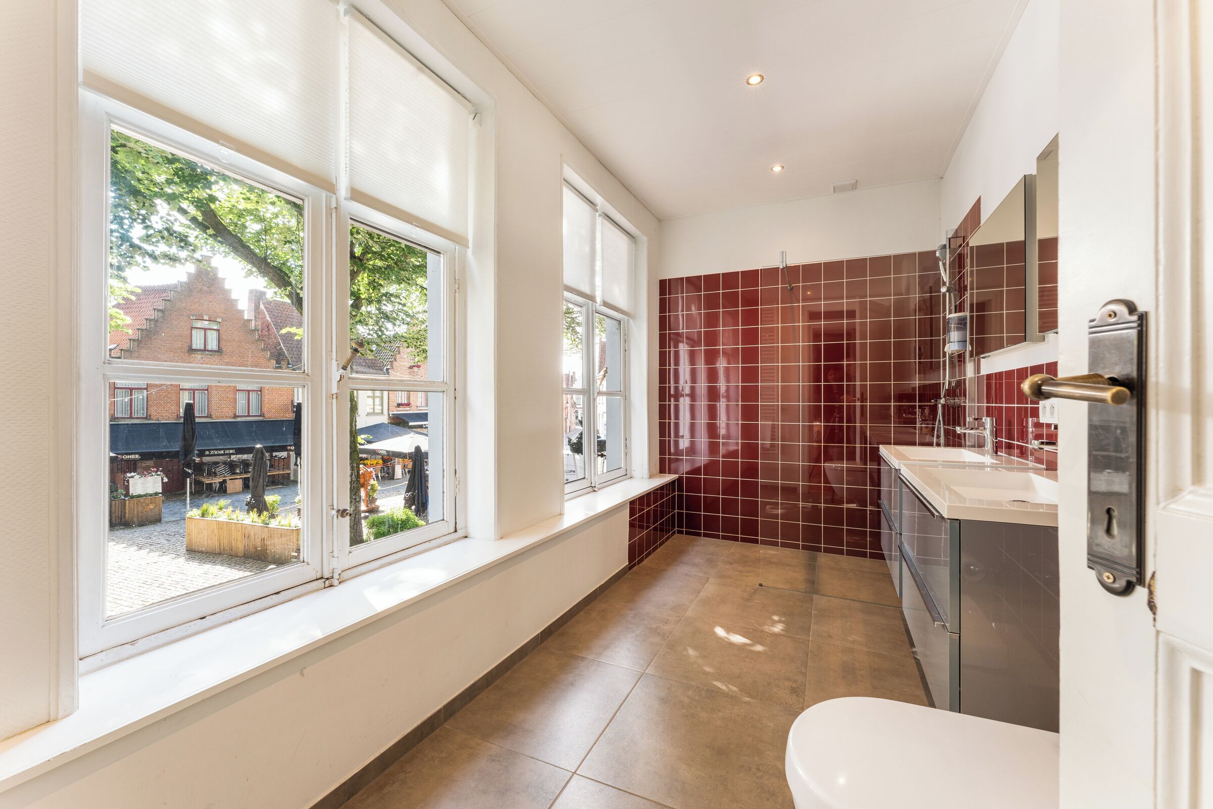 Quarto Triplo Comfort, Vista para a cidade | Casa de banho | Um secador de cabelo, toalhas fornecidas 