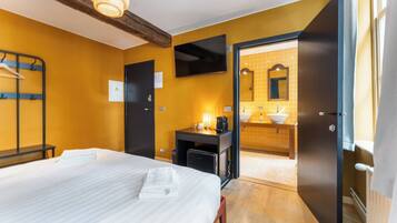 Quarto casal urbano, vista para a cidade | Berços grátis, Wi-Fi de cortesia, roupa de cama