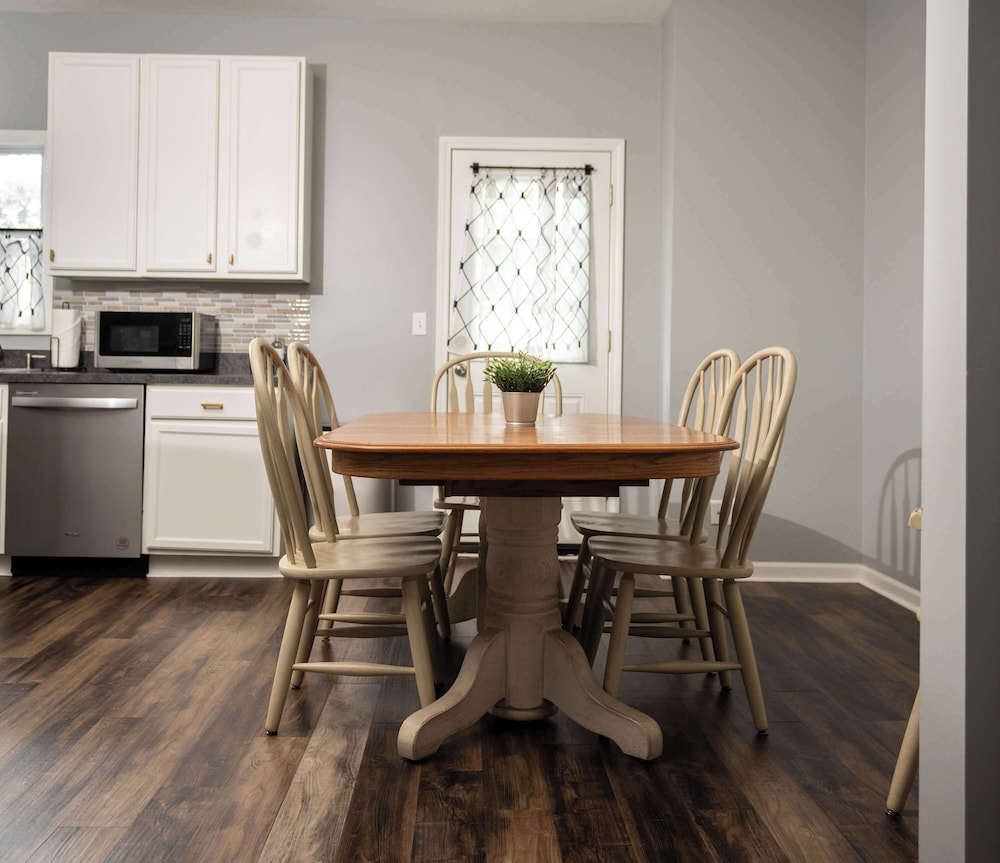 Three Blocks From Paradise Cozy Home For 8 Near Lake Geneva - Lake Geneva, WI