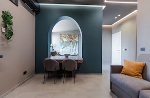Apartamento superior, 1 cama Queen e sofá-cama, vista para o mar | Área de estar | TV 30 polegadas com canais via satélite
