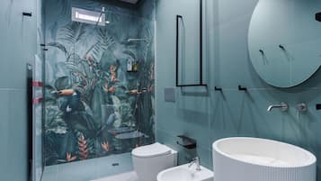 Apartamento superior, 1 cama Queen e sofá-cama, vista para o mar | Banheiro | Secador de cabelo, toalhas de banho, sabonete, shampoo