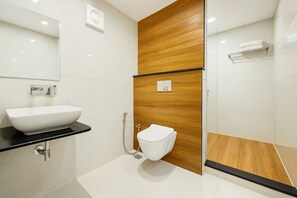 Suite Deluxe | Casa de banho | Um polibã, toalhas fornecidas, sabão, papel higiénico