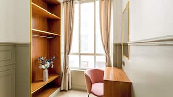 Apartamento, vista para o pátio | Roupa hipoalergénica, camas de colchão pillowtop, cofre no quarto