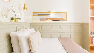 Apartamento, vista para o pátio | Roupa hipoalergénica, camas de colchão pillowtop, cofre no quarto