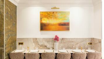 Apartamento, vista para o pátio | Cozinha privada | Um frigorífico, um micro-ondas, um forno, uma placa de cozinha