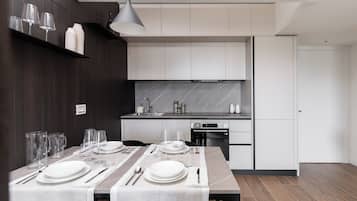 Apartamento, 1 quarto, cozinha, vista para a cidade | Cozinha privada | Geladeira, micro-ondas, fogão, cooktop