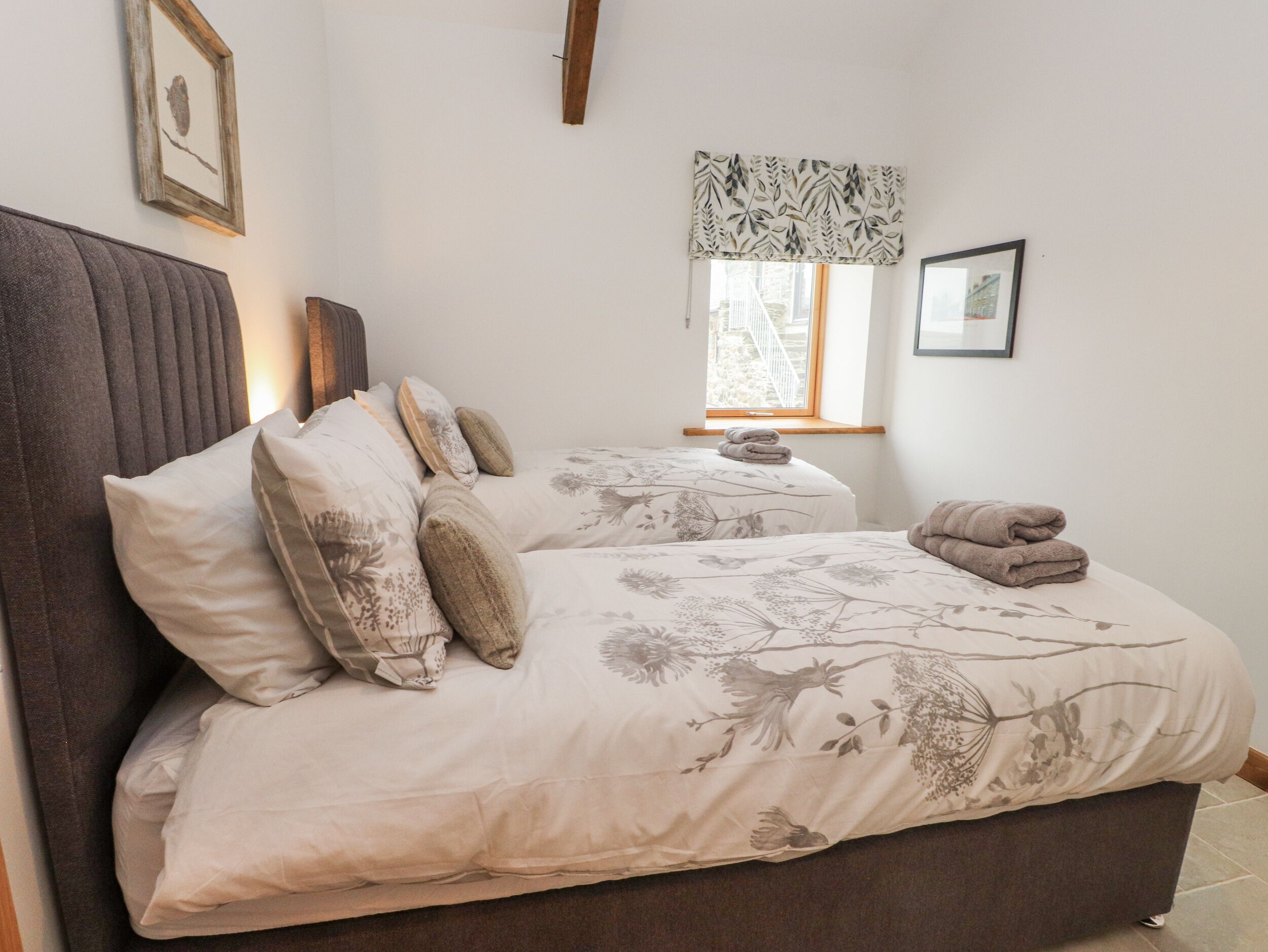 2 quartos, com decoração personalizada, com mobília individualizada 