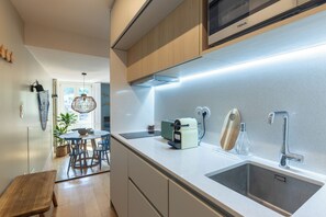 Apartamento conforto, vista para o rio | Cozinha privada | Geladeira grande, micro-ondas, cooktop, lava-louças
