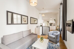 Apartamento, vista para o pátio | Sala de estar | Smart TV, Netflix, serviços de streaming, escritórios 