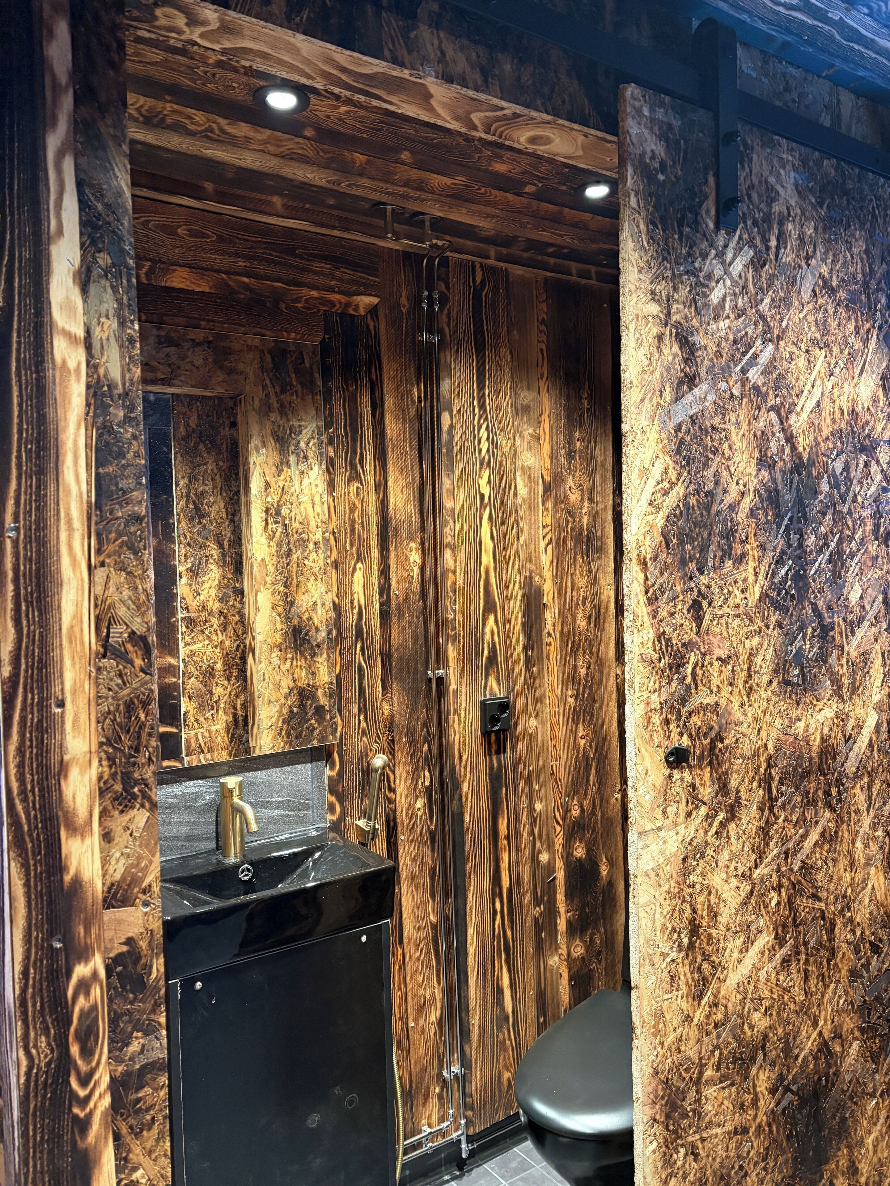 Chuveiro, toalhas de banho, papel higiênico 