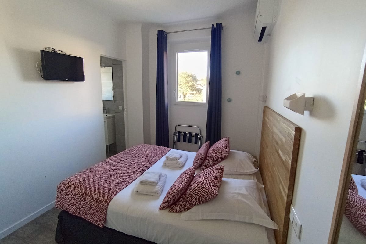 Quarto Duplo Comfort, vista para o jardim | Roupa hipoalergénica, camas de colchão viscoelástico, minibar