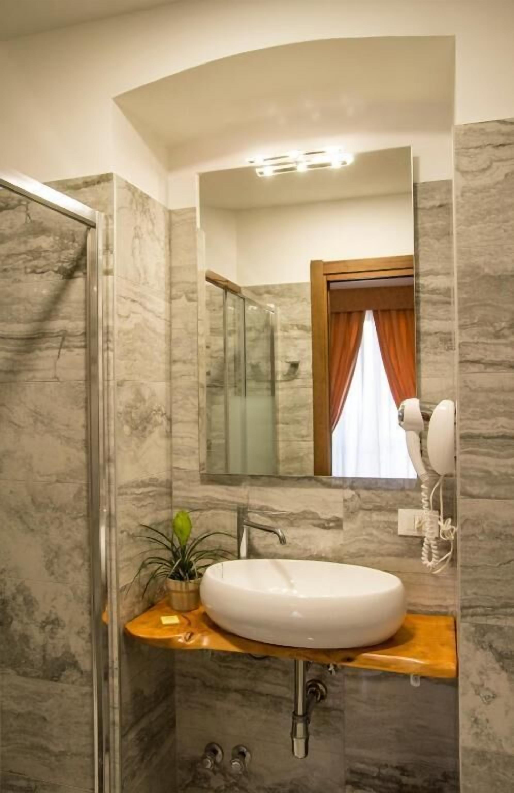 Um polibã, artigos de higiene pessoal grátis, um secador de cabelo 