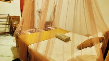 Quarto básico, varanda, vista para o jardim | Escrivaninha, espaço de trabalho para notebook, Wi-Fi de cortesia