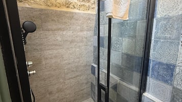 Quarto casal standard, vista para o pátio | Banheiro | Chuveiro, secador de cabelo, toalhas de banho, sabonete