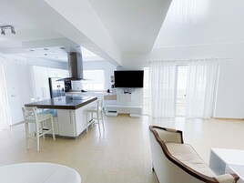 Cobertura superior, 3 quartos, cozinha, vista para a piscina | Cozinha privada | Geladeira, micro-ondas, cooktop, cafeteira/chaleira