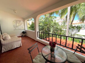 Villa, varanda, vista para o jardim | Terraço/pátio interior