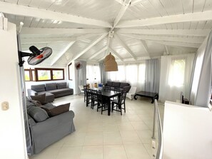 Villa Premier, 2 quartos, vista para o jardim | Sala de estar | TV de ecrã plano 