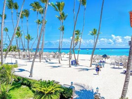Na praia, areia branca, toalhas de praia, massagens na praia 