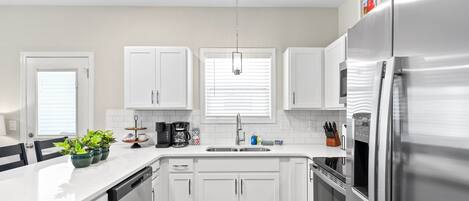 Casa, várias camas, pátio, vista para o jardim (Whole Home 1012 & 1014 Franklin) | Cozinha privada