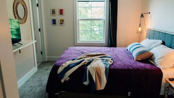 Casa, várias camas, varanda, vista para o jardim (41 W High St) | 3 quartos, individualmente decorados, individualmente mobiliados